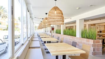 Café da manhã com buffet grátis todos os dias