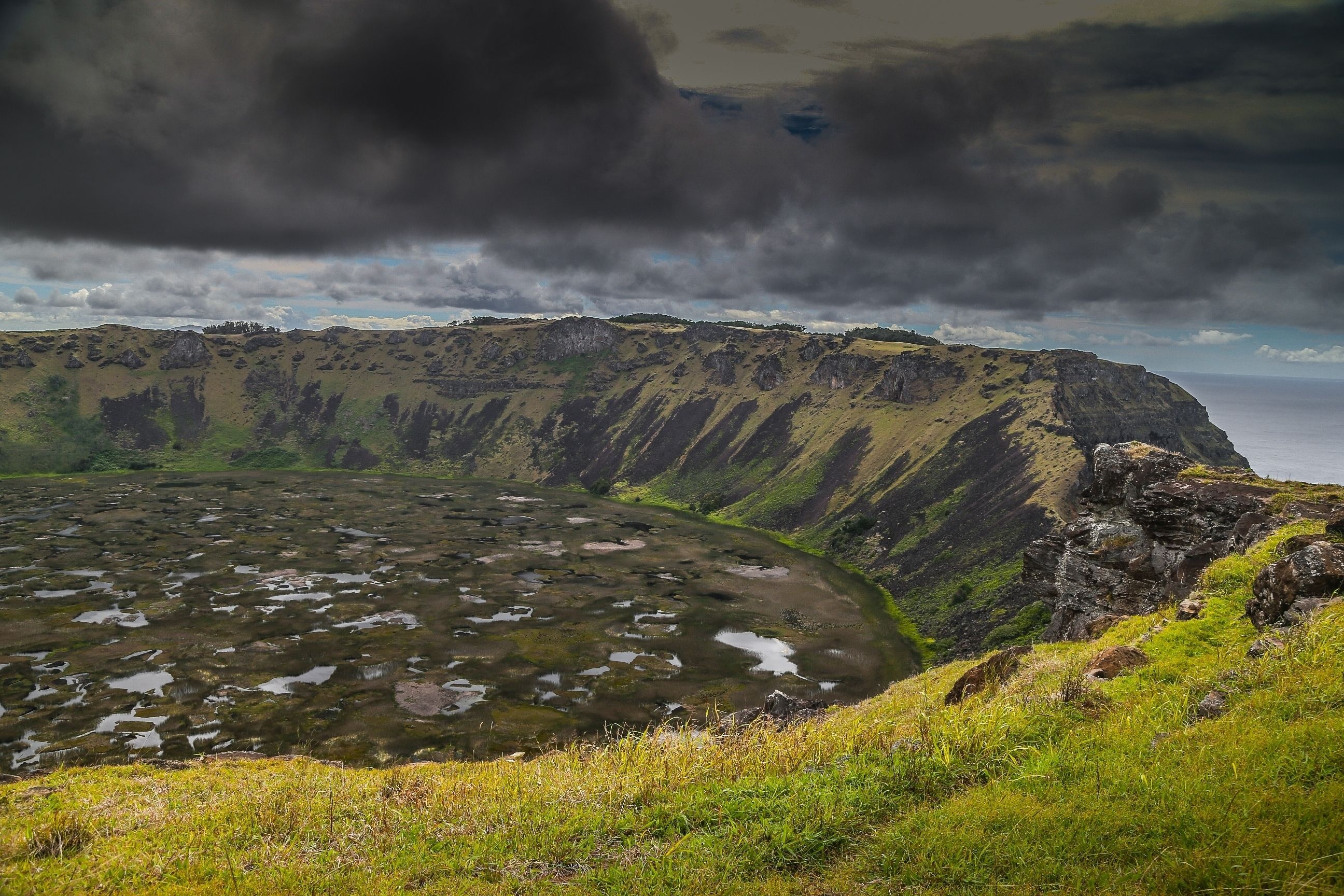 Paisagem montanhosa com um grande corpo de água cercado por escarpas íngremes.