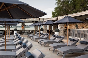 Piscina exterior sazonal, toldos gratuitos, guarda-sóis