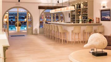 2 bares/lounges, 2 bares na praia, um bar junto à piscina