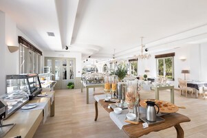 Pequeno-almoço tipo buffet diário (20 EUR por pessoa)