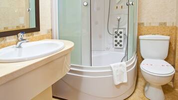 Suite Superior, 1 quarto, varanda, Vista para a cidade | Casa de banho | Um polibã e uma banheira separados, um secador de cabelo, chinelos
