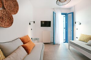 Duplex superior, vista para o mar | Área de estar | TV de tela plana 21 polegadas com canais via satélite, TV