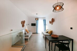 Duplex superior, vista para o mar | Área de estar | TV de tela plana 21 polegadas com canais via satélite, TV