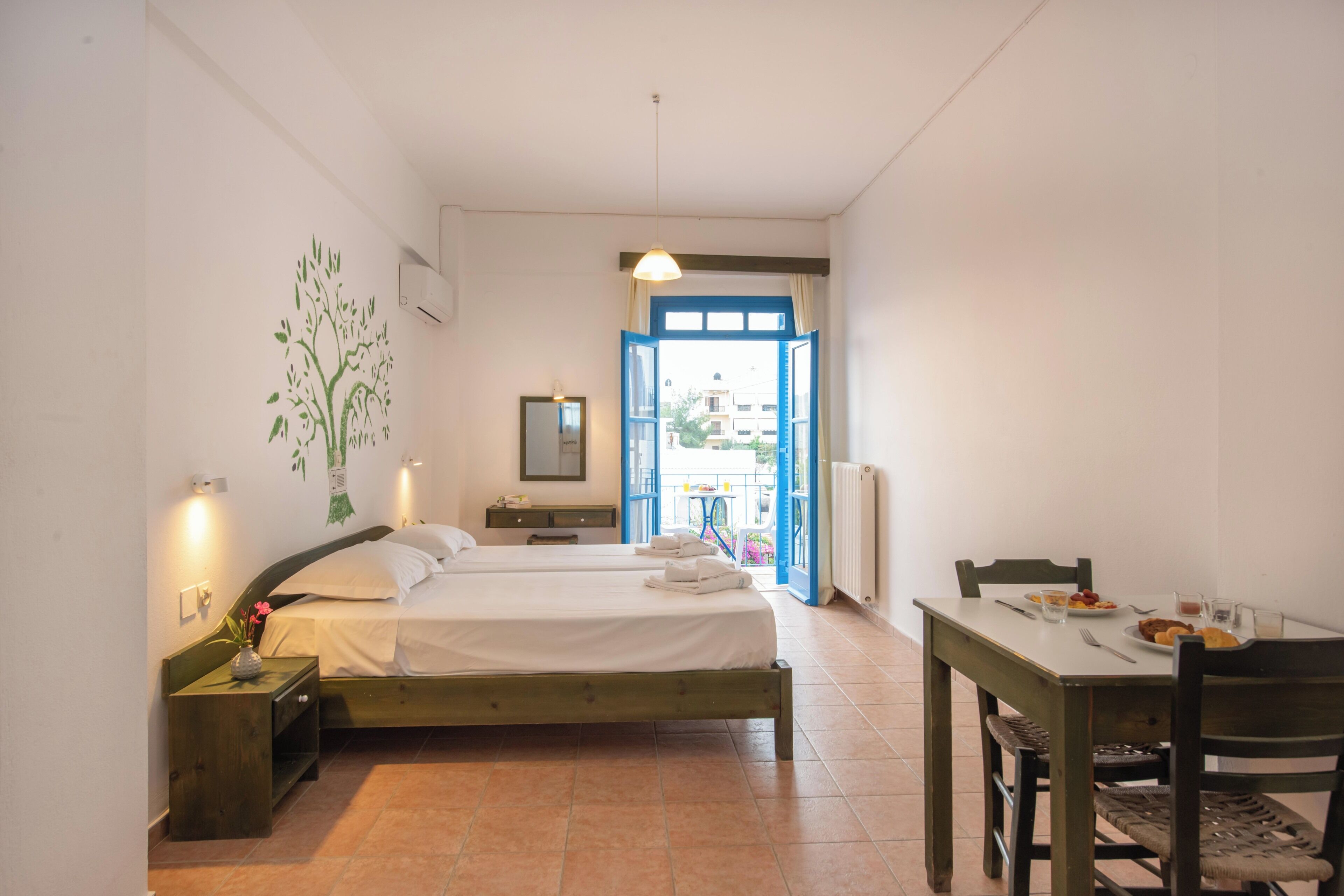 Cofres nos quartos, Wi-Fi de cortesia, roupa de cama