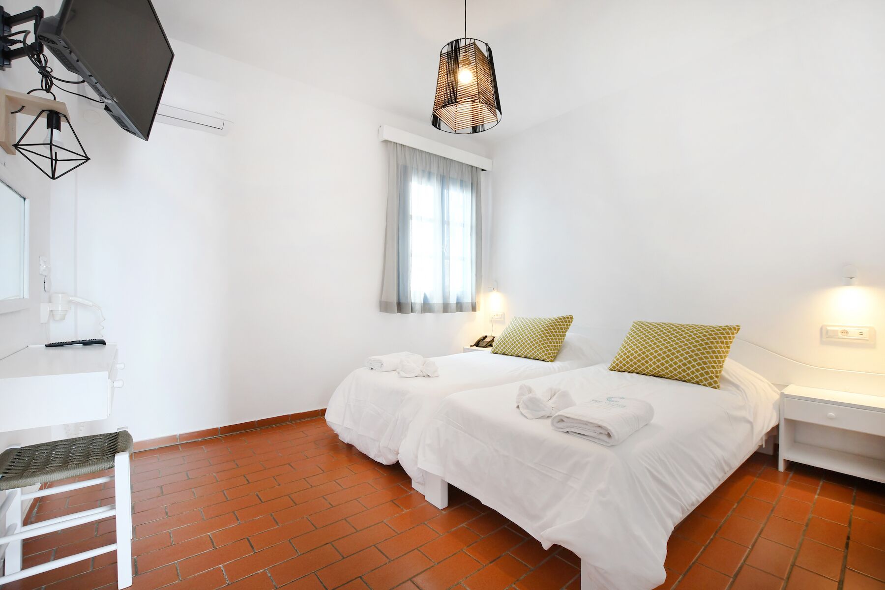 Cofres nos quartos, Wi-Fi de cortesia, roupa de cama