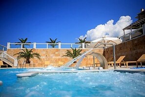 Piscina interior, 5 piscinas exteriores, guarda-sóis, espreguiçadeiras 
