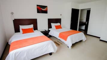 Roupa de alta qualidade, minibar, cofre no quarto, secretária