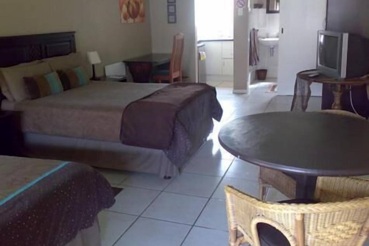 Quarto Familiar ( with bathroom ) | Secretária, Wi-fi grátis 