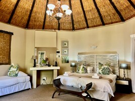 Quarto família, várias camas, suíte, vista para o jardim | Roupas de cama premium, frigobar, cofres nos quartos