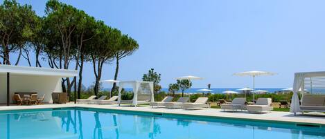 Piscina exterior sazonal, toldos (sobretaxa), guarda-sóis