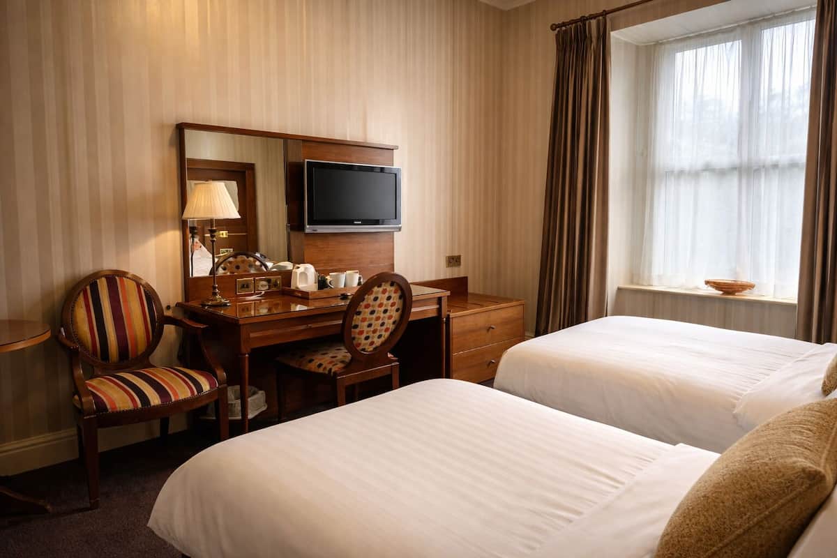 Quarto casal ou duplo standard | Cofres nos quartos, escrivaninha, ferros/tábuas de passar roupa