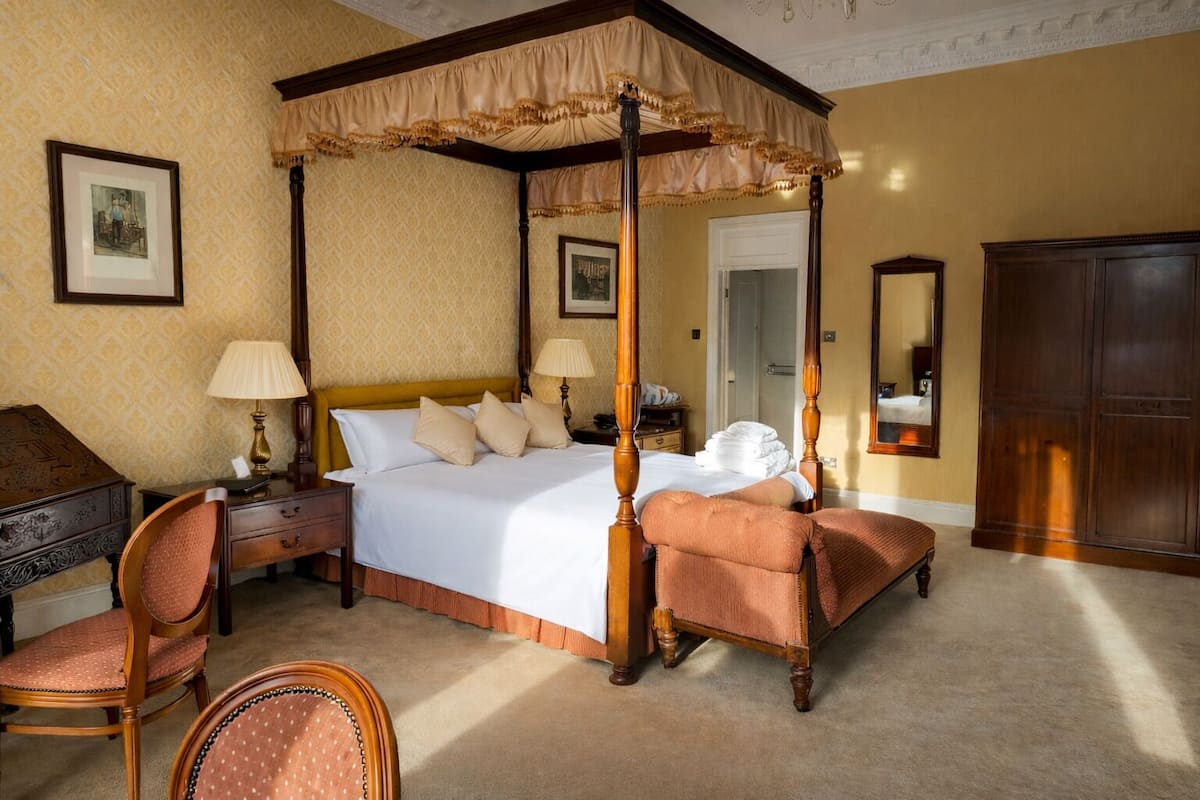 Quarto casal superior (Four Poster) | Cofres nos quartos, escrivaninha, ferros/tábuas de passar roupa