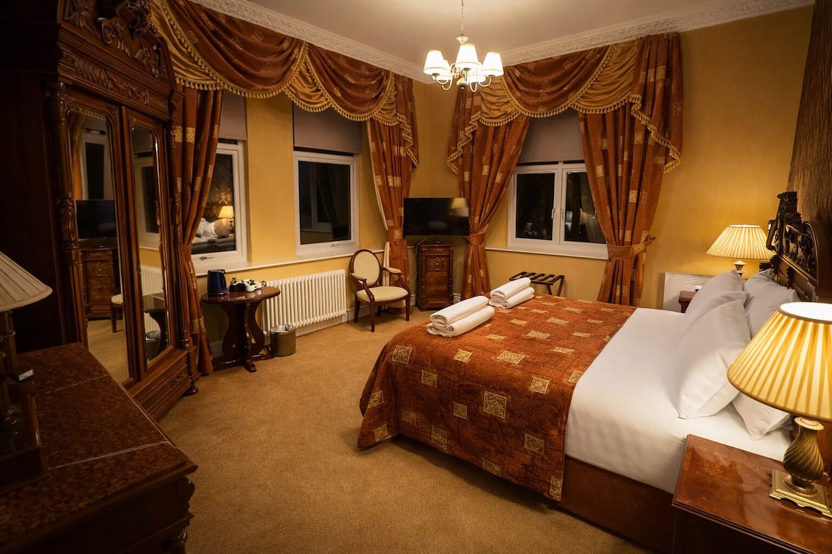 Quarto casal standard | Cofres nos quartos, escrivaninha, ferros/tábuas de passar roupa