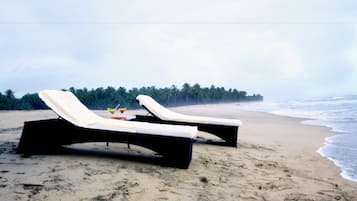 Na praia, praia de areia branca, voleibol de praia, caiaque