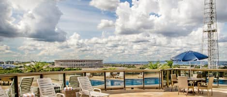 Piscina externa, guarda-sóis, espreguiçadeiras