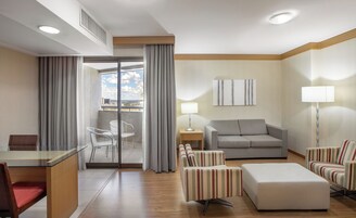 Roupa hipoalergénica, minibar, cofre no quarto, secretária 