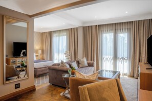 Suite Superior | Sala de estar | TV de ecrã plano 