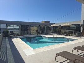 Piscina externa, funciona das 8h às 22h, guarda-sóis, espreguiçadeiras
