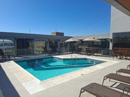 Piscina externa, funciona das 8h às 22h, guarda-sóis, espreguiçadeiras