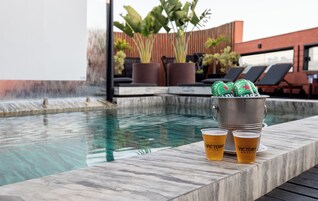 Piscina externa, espreguiçadeiras