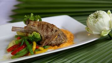 Pequenos-almoços servidos, cozinha do leste europeu, junto à piscina