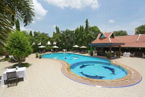 Piscina exterior, guarda-sóis, espreguiçadeiras 