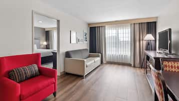 Suite, 1 cama king-size e sofá-cama, não fumadores (Efficiency) | Sala de estar | Televisor LCD de 32 polegadas com canais por cabo, televisor