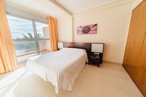 Ferro/tábua de engomar, berços/camas para crianças 