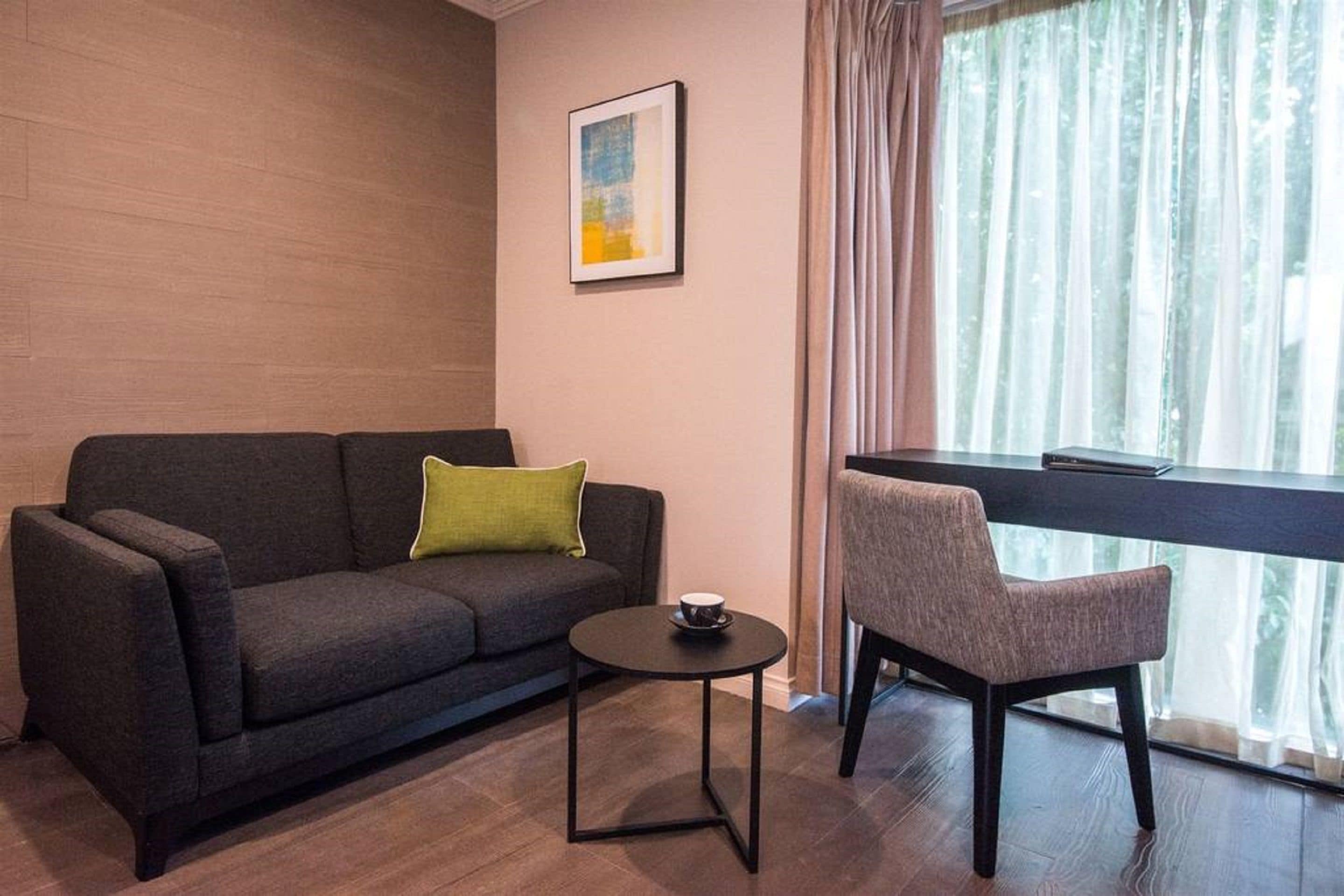 Quarto premium, 1 cama Queen | Escrivaninha, espaço de trabalho para notebook, quartos à prova de som