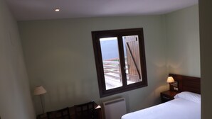 Quarto casal | 1 quarto, edredons de pluma, escrivaninha, berços grátis
