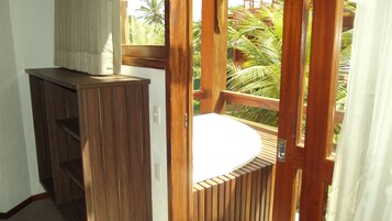 Quarto Superior, banheira de hidromassagem grande, vista para o jardim | Banheira de hidromassagem