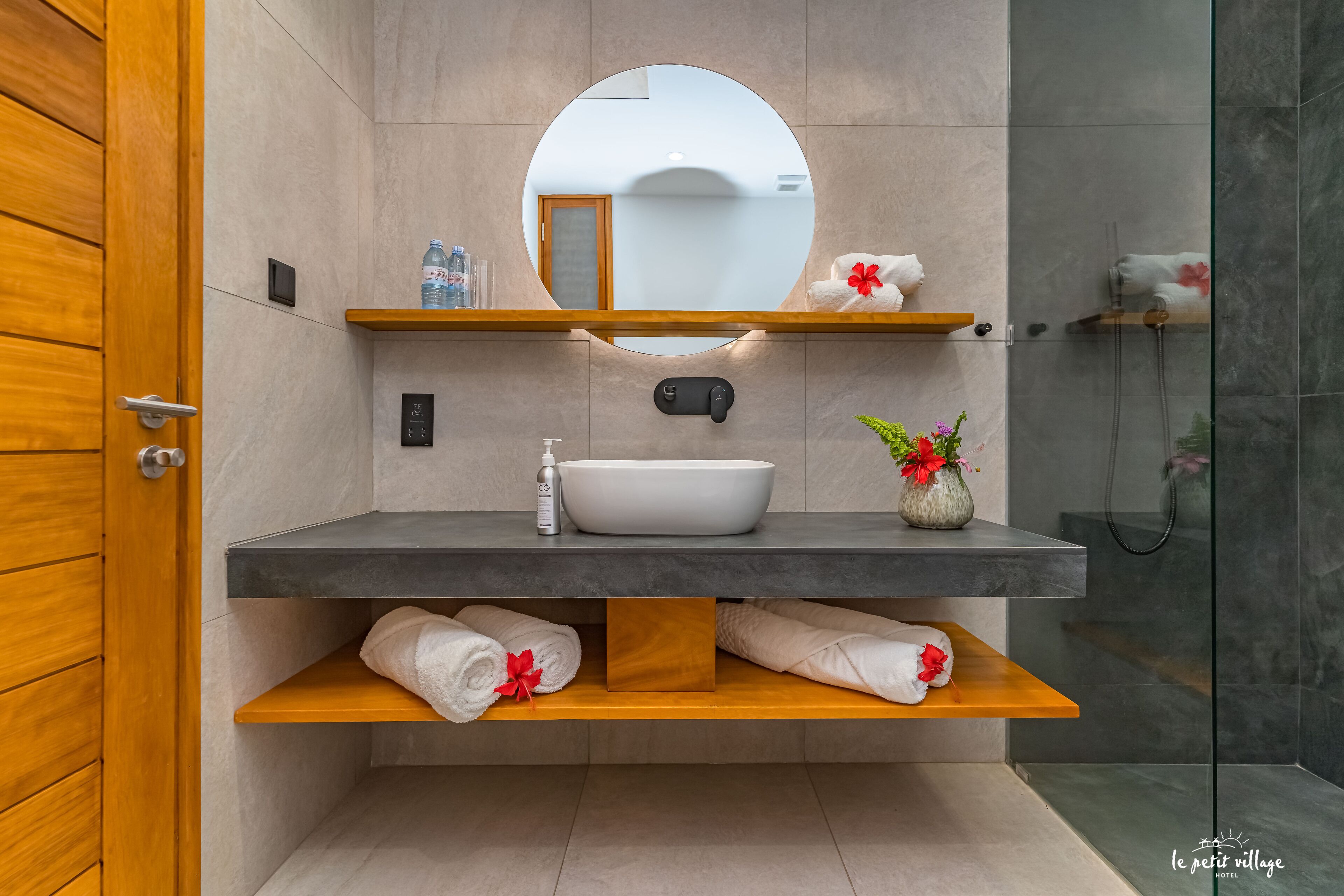 Quarto Duplo Empresarial, 1 quarto, varanda, Vista para a cidade | Casa de banho | Um polibã, um chuveiro fixo, artigos de higiene pessoal grátis, roupões 