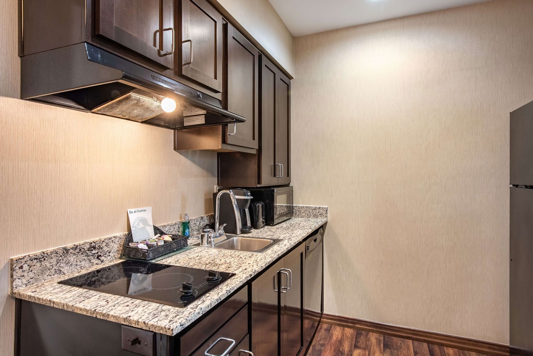 Cozinha privada | Um frigorífico/congelador grande, um micro-ondas, uma placa de cozinha 