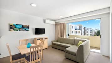 Apartamento Standard, 1 quarto | Minibar, secretária, ferro/tábua de engomar, berços/camas para crianças