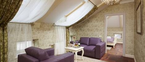 Um amplo quarto no estilo loft, com pé direito alto, lustre e uma cama grande.