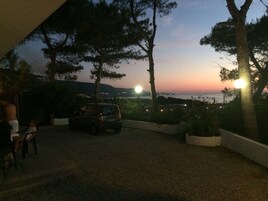 Fachada da propriedade à noite