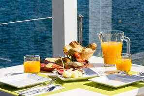 Pequeno-almoço tipo buffet diário mediante uma taxa 