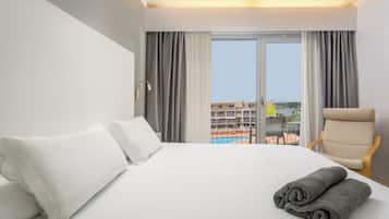 Minibar, cofre no quarto, secretária, quartos insonorizados