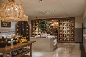 3 restaurantes, pequenos-almoços servidos, cozinha local 