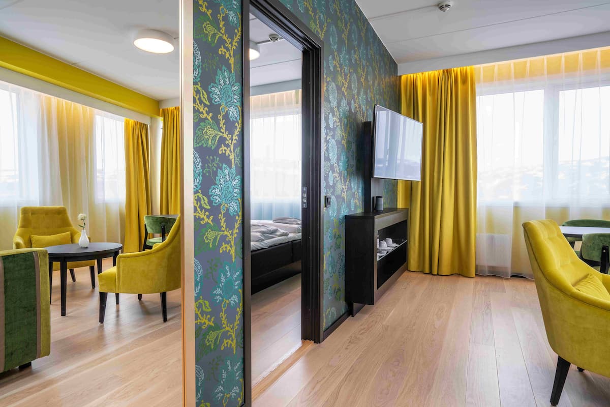 Suite, não fumadores | Roupa de alta qualidade, camas de colchão pillowtop, minibar