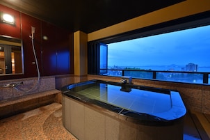 Suite, banheira (Japanese-Western Style, Hot spring) | Casa de banho | Um polibã, artigos de higiene pessoal grátis, um secador de cabelo