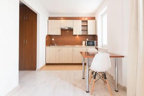 Apartamento Deluxe, 1 cama de casal e sofá-cama | Refeições no quarto
