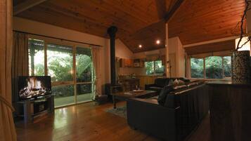 Casa de Campo, 1 cama king-size (Watergarden) | Sala de estar | Televisor de ecrã plano de 32 polegadas com canais digitais, televisor