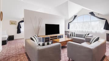Deluxe Family Room | Ferros/tábuas de passar roupa, roupa de cama