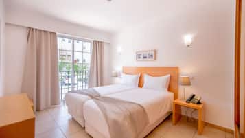 1 quarto, secretária, cortinas/cortinados opacos