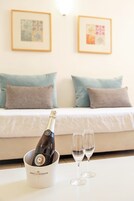 1 quarto, escrivaninha, cortinas blackout, ferros/tábuas de passar roupa