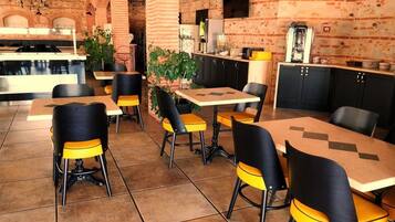 Pequeno-almoço tipo buffet diário (8 EUR por pessoa)