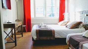 Quarto Triplo Comfort | 1 quarto, secretária, Wi-fi grátis, roupa de cama fornecida