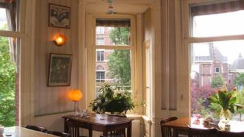 Pequeno-almoço continental diário (10 EUR por pessoa)